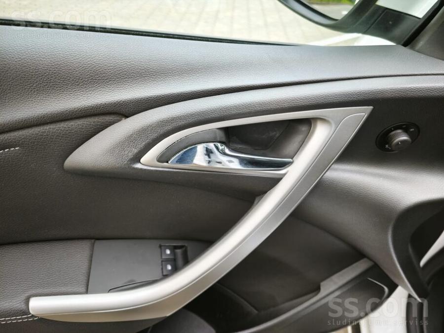 White Opel Astra 2013 in Riga, with an engine capacity of 1.40 L and mileage of 156 thousand km for 5900 €, photo 23 on AUTOMOTO.COM.LV