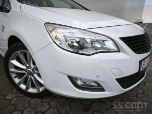 White Opel Astra 2013 in Riga, with an engine capacity of 1.40 L and mileage of 156 thousand km for 5900 €, photo 25 on AUTOMOTO.COM.LV