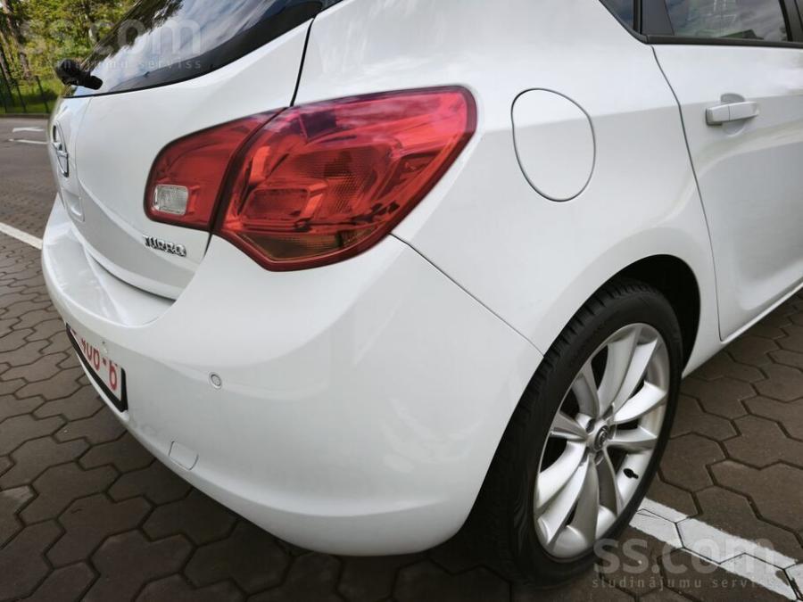 White Opel Astra 2013 in Riga, with an engine capacity of 1.40 L and mileage of 156 thousand km for 5900 €, photo 26 on AUTOMOTO.COM.LV
