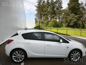 White Opel Astra 2013 in Riga, with an engine capacity of 1.40 L and mileage of 156 thousand km for 5900 €, photo 27 on AUTOMOTO.COM.LV