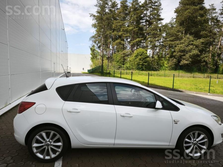 White Opel Astra 2013 in Riga, with an engine capacity of 1.40 L and mileage of 156 thousand km for 5900 €, photo 27 on AUTOMOTO.COM.LV