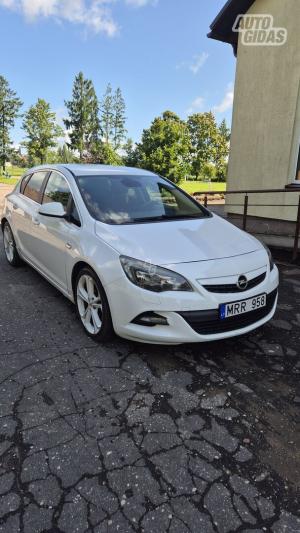 White Opel Astra 2013 in Silute, with an engine capacity of 1.70 L and mileage of 318 thousand km for 3500 €, photo  on AUTOMOTO.COM.LV
