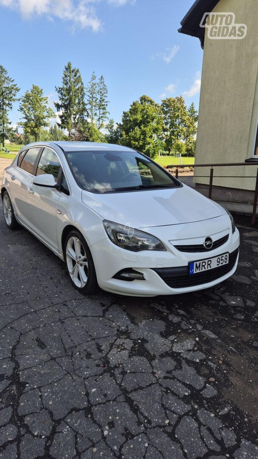 White Opel Astra 2013 in Silute, with an engine capacity of 1.70 L and mileage of 318 thousand km for 3500 €, photo 1 on AUTOMOTO.COM.LV