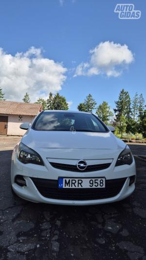 White Opel Astra 2013 in Silute, with an engine capacity of 1.70 L and mileage of 318 thousand km for 3500 €, photo 3 on AUTOMOTO.COM.LV