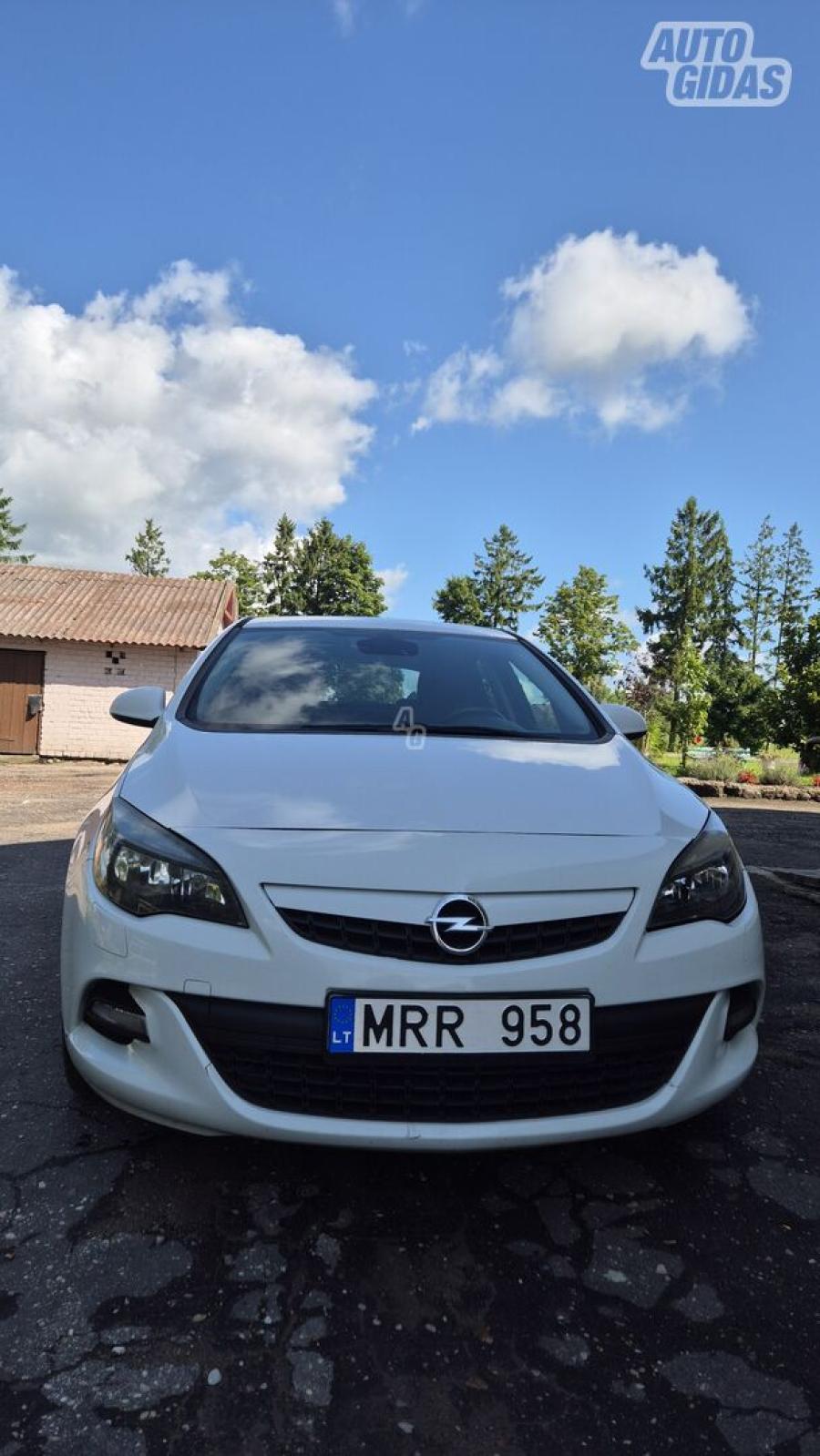 White Opel Astra 2013 in Silute, with an engine capacity of 1.70 L and mileage of 318 thousand km for 3500 €, photo 3 on AUTOMOTO.COM.LV