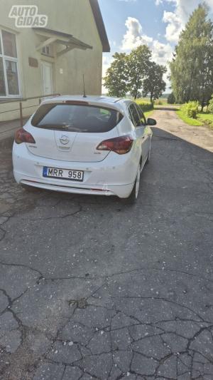 White Opel Astra 2013 in Silute, with an engine capacity of 1.70 L and mileage of 318 thousand km for 3500 €, photo 5 on AUTOMOTO.COM.LV