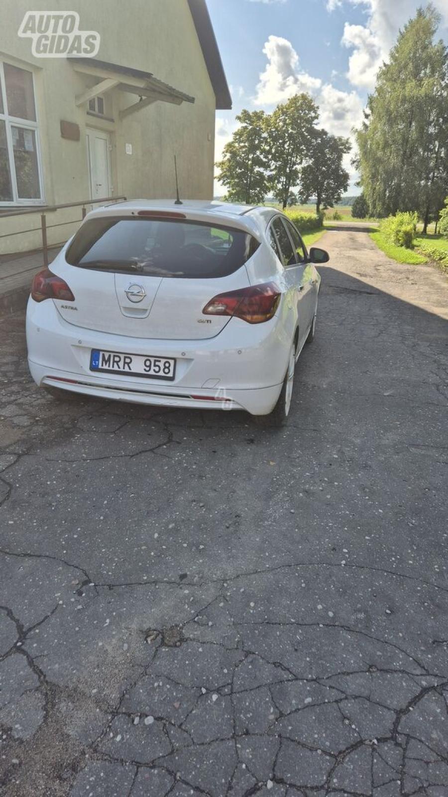 White Opel Astra 2013 in Silute, with an engine capacity of 1.70 L and mileage of 318 thousand km for 3500 €, photo 5 on AUTOMOTO.COM.LV