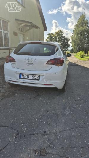 White Opel Astra 2013 in Silute, with an engine capacity of 1.70 L and mileage of 318 thousand km for 3500 €, photo 6 on AUTOMOTO.COM.LV