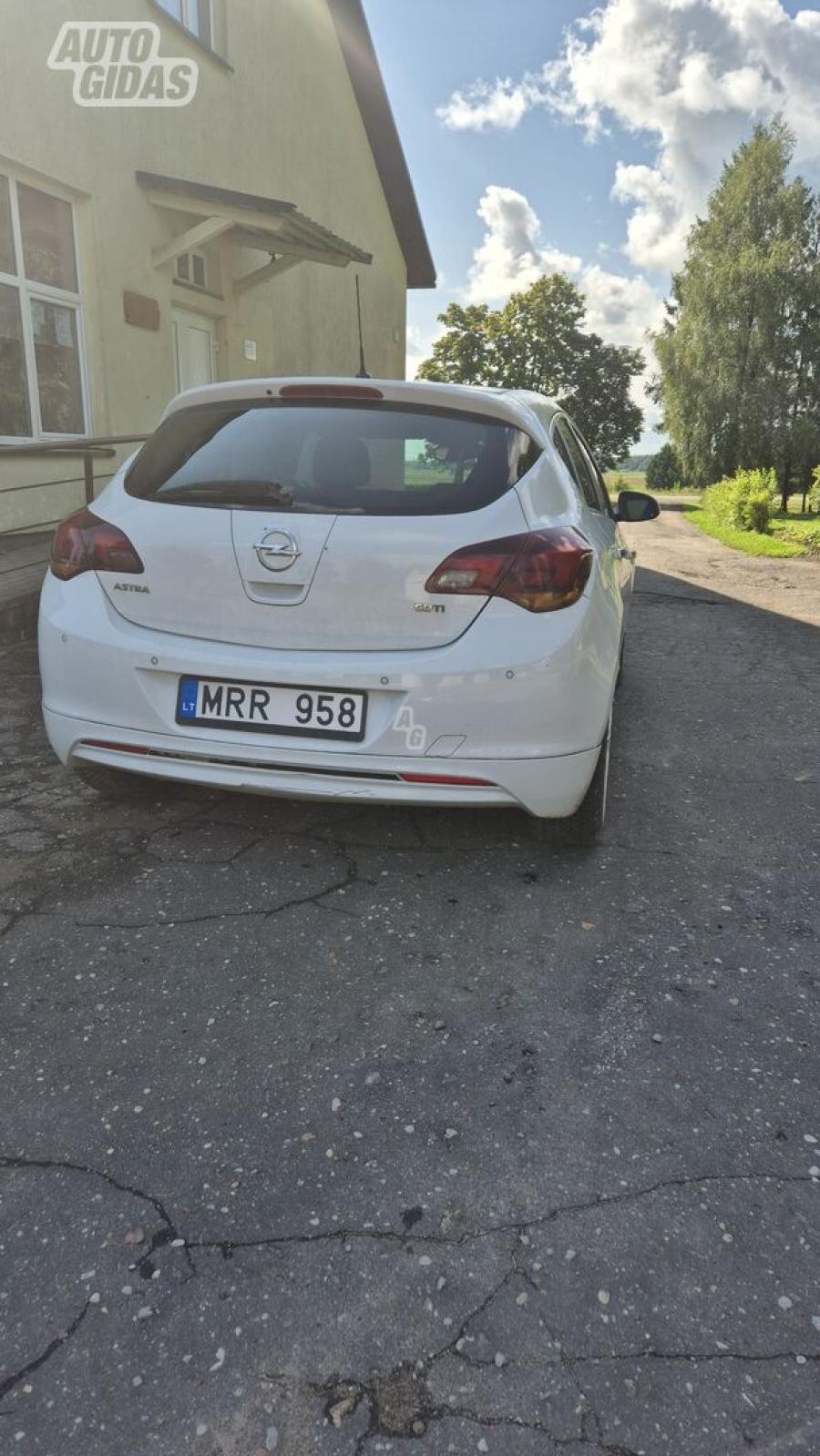 White Opel Astra 2013 in Silute, with an engine capacity of 1.70 L and mileage of 318 thousand km for 3500 €, photo 6 on AUTOMOTO.COM.LV