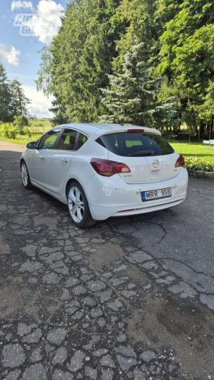 White Opel Astra 2013 in Silute, with an engine capacity of 1.70 L and mileage of 318 thousand km for 3500 €, photo 7 on AUTOMOTO.COM.LV