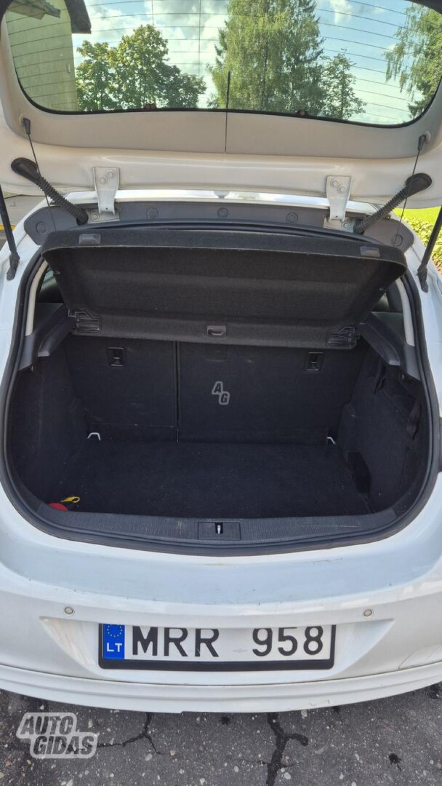 White Opel Astra 2013 in Silute, with an engine capacity of 1.70 L and mileage of 318 thousand km for 3500 €, photo 9 on AUTOMOTO.COM.LV