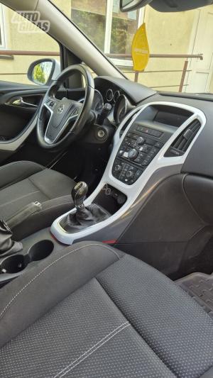 White Opel Astra 2013 in Silute, with an engine capacity of 1.70 L and mileage of 318 thousand km for 3500 €, photo 10 on AUTOMOTO.COM.LV