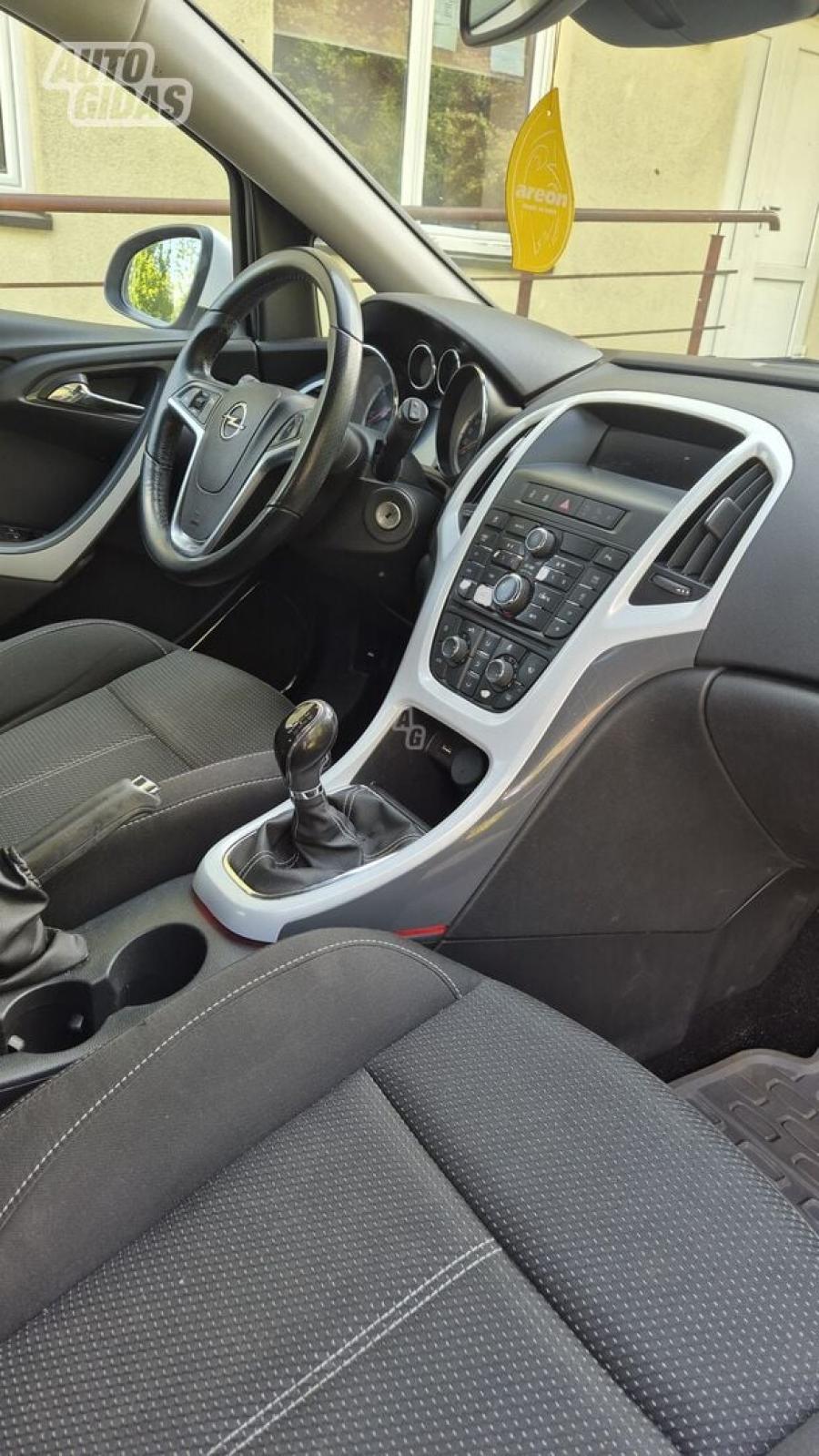 White Opel Astra 2013 in Silute, with an engine capacity of 1.70 L and mileage of 318 thousand km for 3500 €, photo 10 on AUTOMOTO.COM.LV