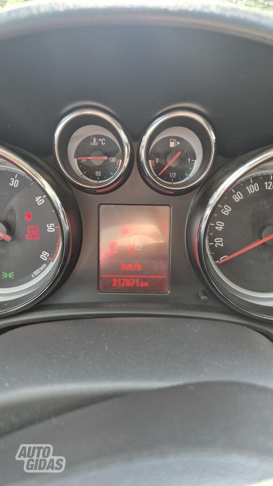 White Opel Astra 2013 in Silute, with an engine capacity of 1.70 L and mileage of 318 thousand km for 3500 €, photo 11 on AUTOMOTO.COM.LV