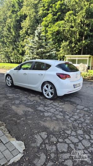White Opel Astra 2013 in Silute, with an engine capacity of 1.70 L and mileage of 318 thousand km for 3500 €, photo 12 on AUTOMOTO.COM.LV
