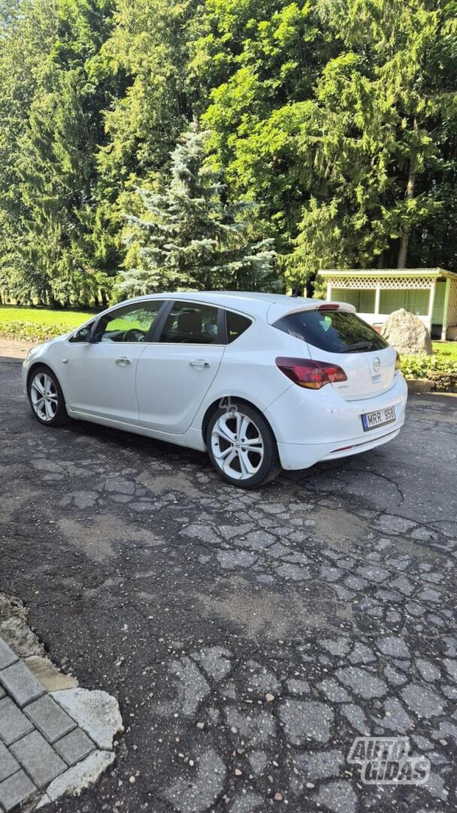 White Opel Astra 2013 in Silute, with an engine capacity of 1.70 L and mileage of 318 thousand km for 3500 €, photo 12 on AUTOMOTO.COM.LV