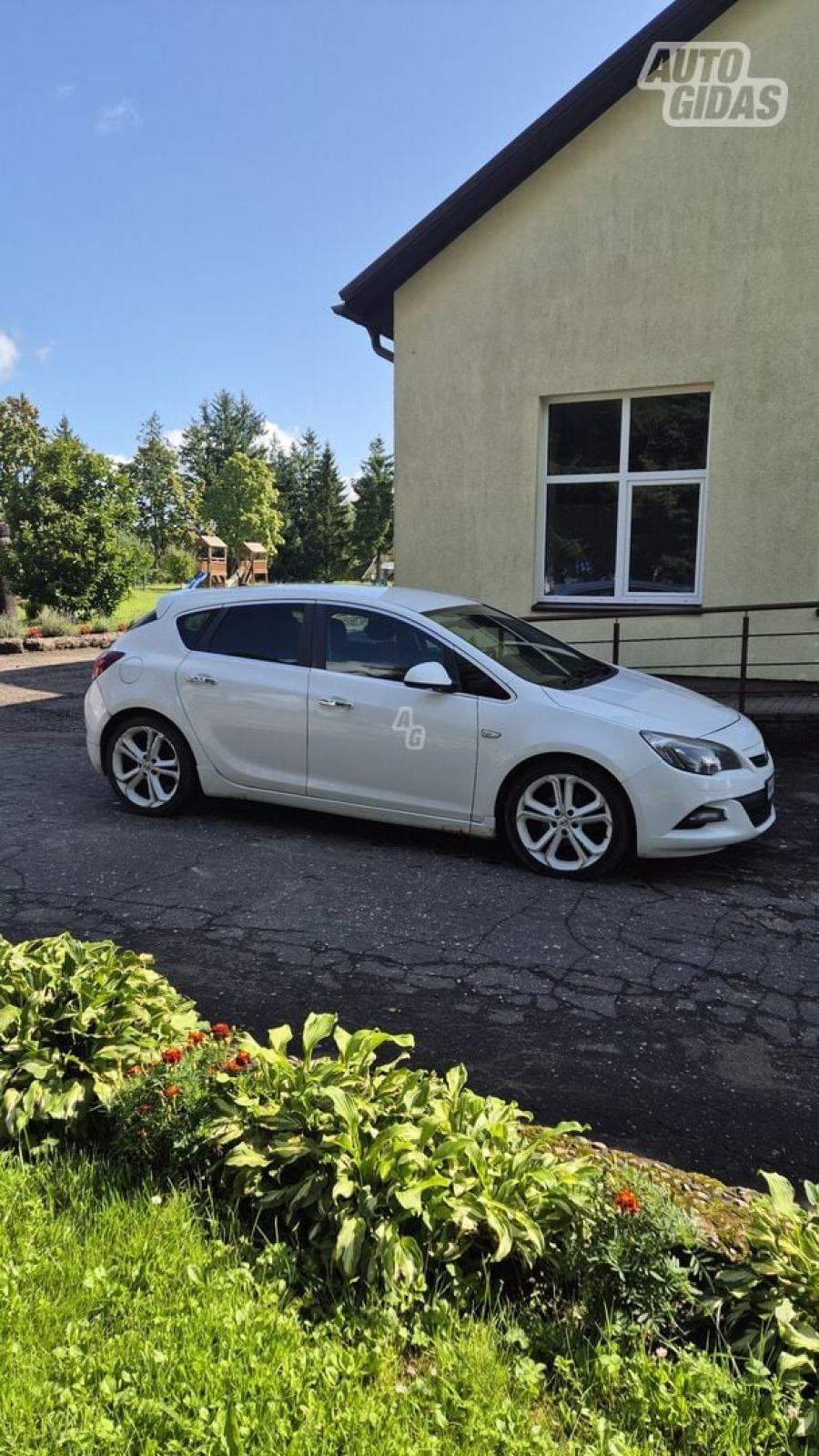 White Opel Astra 2013 in Silute, with an engine capacity of 1.70 L and mileage of 318 thousand km for 3500 €, photo 14 on AUTOMOTO.COM.LV