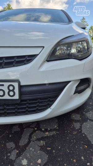 White Opel Astra 2013 in Silute, with an engine capacity of 1.70 L and mileage of 318 thousand km for 3500 €, photo 16 on AUTOMOTO.COM.LV