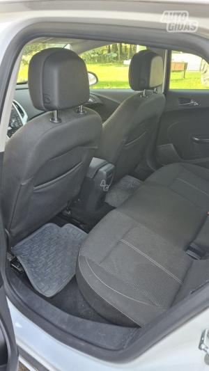 White Opel Astra 2013 in Silute, with an engine capacity of 1.70 L and mileage of 318 thousand km for 3500 €, photo 18 on AUTOMOTO.COM.LV