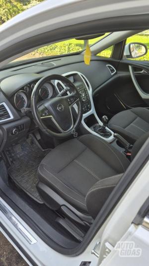 White Opel Astra 2013 in Silute, with an engine capacity of 1.70 L and mileage of 318 thousand km for 3500 €, photo 19 on AUTOMOTO.COM.LV