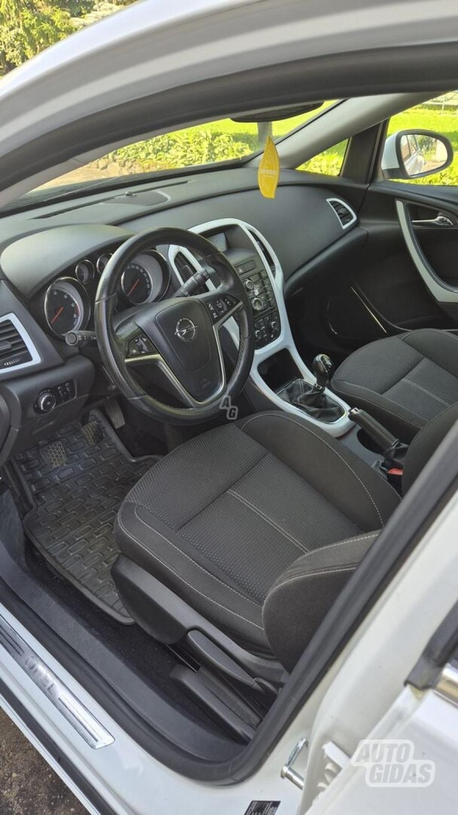 White Opel Astra 2013 in Silute, with an engine capacity of 1.70 L and mileage of 318 thousand km for 3500 €, photo 19 on AUTOMOTO.COM.LV