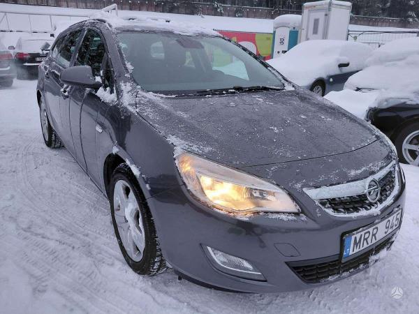White Opel Astra 2014 in Vilnius, with an engine capacity of 1.70 L and mileage of 276 thousand km for 2200 €, photo 1 on AUTOMOTO.COM.LV