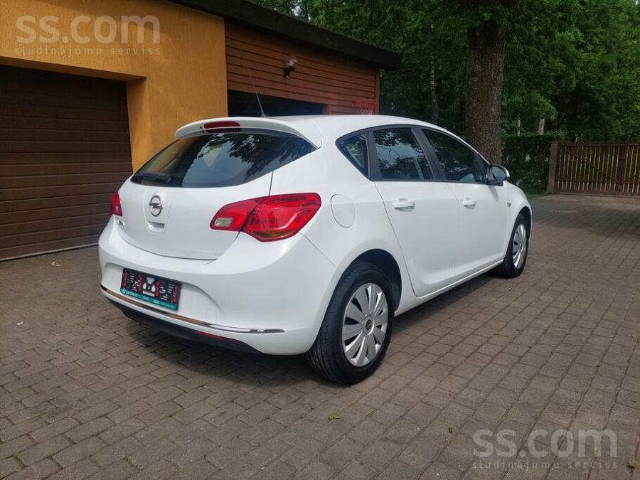 White Opel Astra 2014 in Cesis, with an engine capacity of 1.60 L and mileage of 230 thousand km for 5200 €, photo 4 on AUTOMOTO.COM.LV