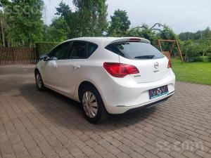 White Opel Astra 2014 in Cesis, with an engine capacity of 1.60 L and mileage of 230 thousand km for 5200 €, photo 5 on AUTOMOTO.COM.LV