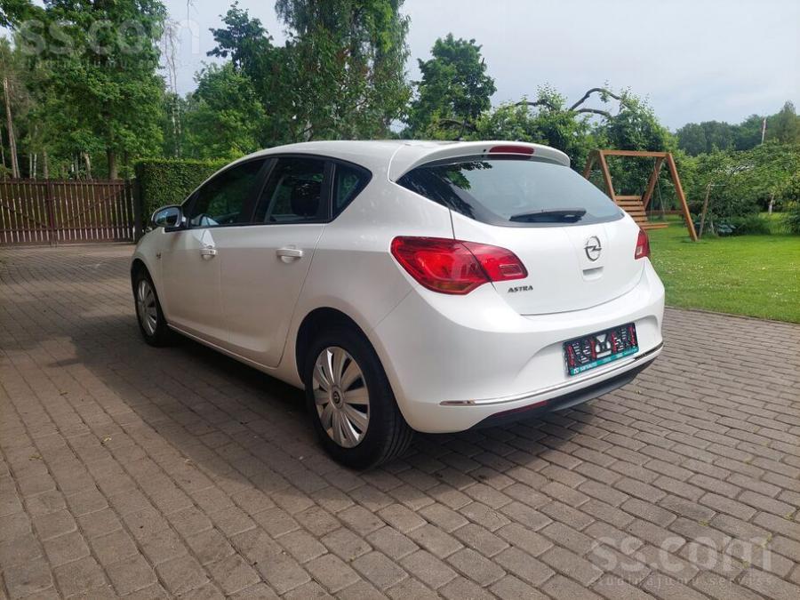 White Opel Astra 2014 in Cesis, with an engine capacity of 1.60 L and mileage of 230 thousand km for 5200 €, photo 5 on AUTOMOTO.COM.LV