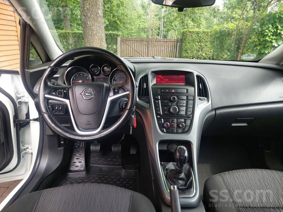 White Opel Astra 2014 in Cesis, with an engine capacity of 1.60 L and mileage of 230 thousand km for 5200 €, photo 6 on AUTOMOTO.COM.LV