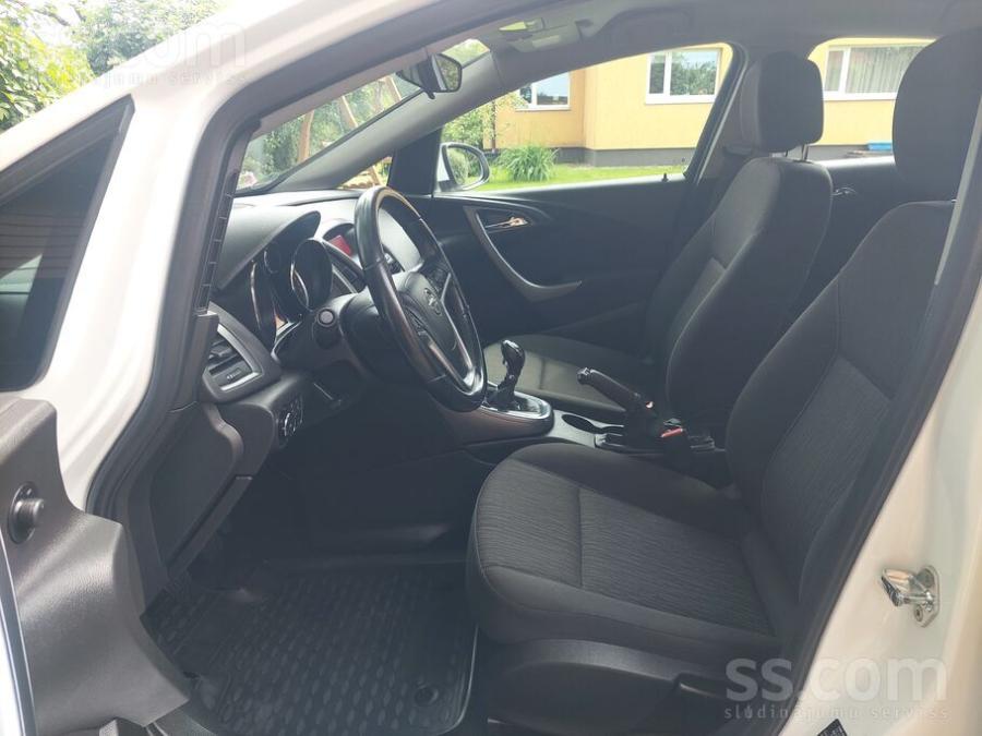 White Opel Astra 2014 in Cesis, with an engine capacity of 1.60 L and mileage of 230 thousand km for 5200 €, photo 7 on AUTOMOTO.COM.LV