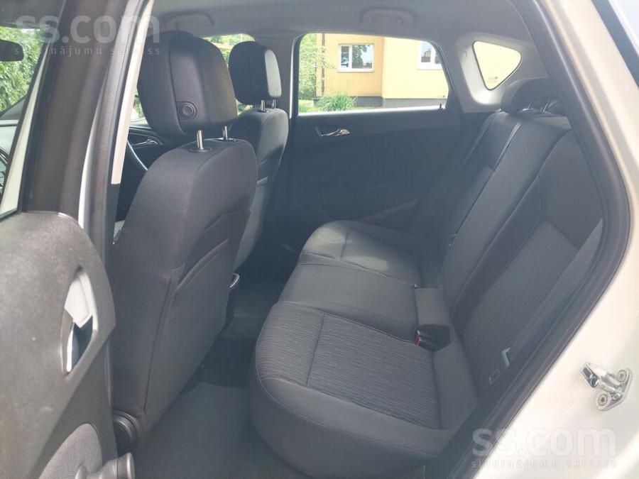 White Opel Astra 2014 in Cesis, with an engine capacity of 1.60 L and mileage of 230 thousand km for 5200 €, photo 8 on AUTOMOTO.COM.LV