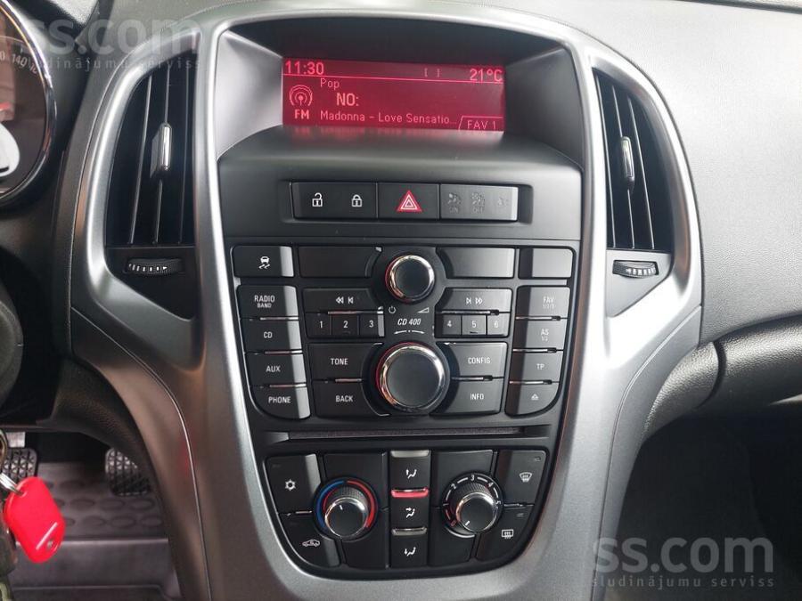 White Opel Astra 2014 in Cesis, with an engine capacity of 1.60 L and mileage of 230 thousand km for 5200 €, photo 12 on AUTOMOTO.COM.LV