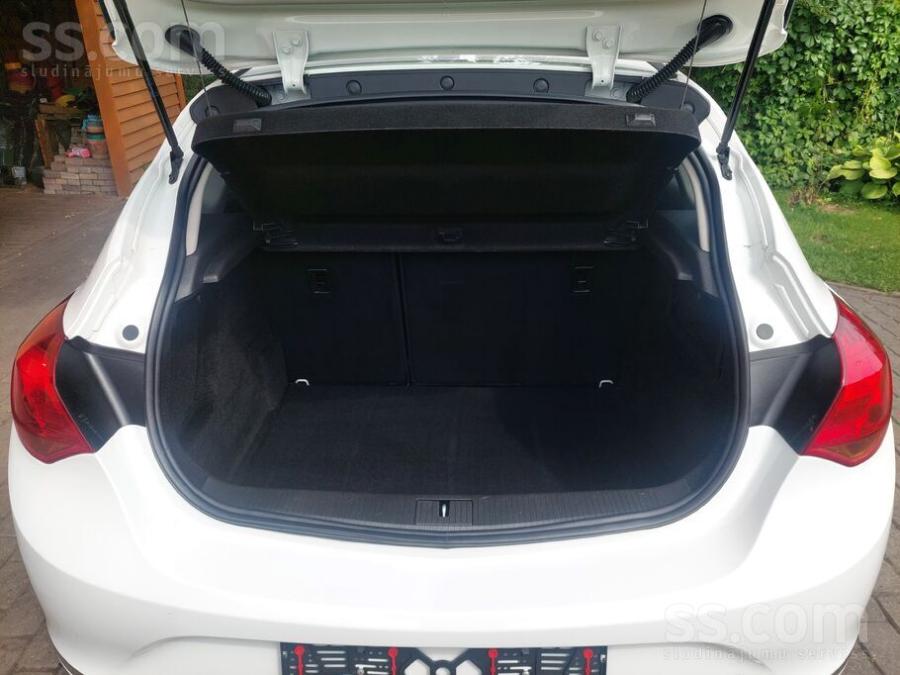 White Opel Astra 2014 in Cesis, with an engine capacity of 1.60 L and mileage of 230 thousand km for 5200 €, photo 13 on AUTOMOTO.COM.LV
