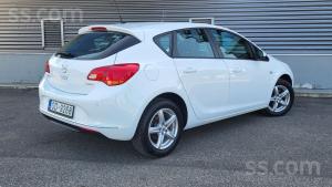 White Opel Astra 2015 in Riga, with an engine capacity of 1.40 L and mileage of 85 thousand km for 2600 €, photo 13 on AUTOMOTO.COM.LV