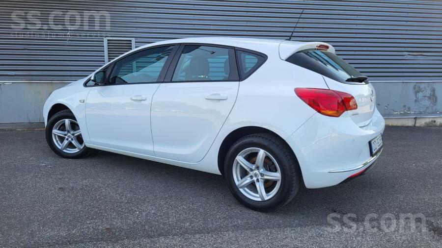 White Opel Astra 2015 in Riga, with an engine capacity of 1.40 L and mileage of 85 thousand km for 2600 €, photo 15 on AUTOMOTO.COM.LV