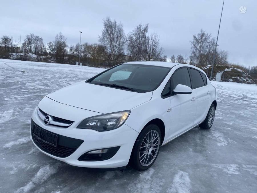 White Opel Astra 2015 in Marijampole, with an engine capacity of 1.40 L and mileage of 168 thousand km for 4550 €, photo 1 on AUTOMOTO.COM.LV