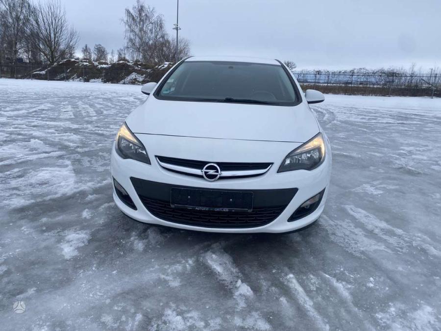 White Opel Astra 2015 in Marijampole, with an engine capacity of 1.40 L and mileage of 168 thousand km for 4550 €, photo 3 on AUTOMOTO.COM.LV
