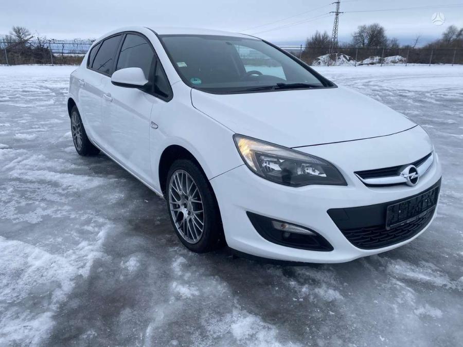 White Opel Astra 2015 in Marijampole, with an engine capacity of 1.40 L and mileage of 168 thousand km for 4550 €, photo 4 on AUTOMOTO.COM.LV