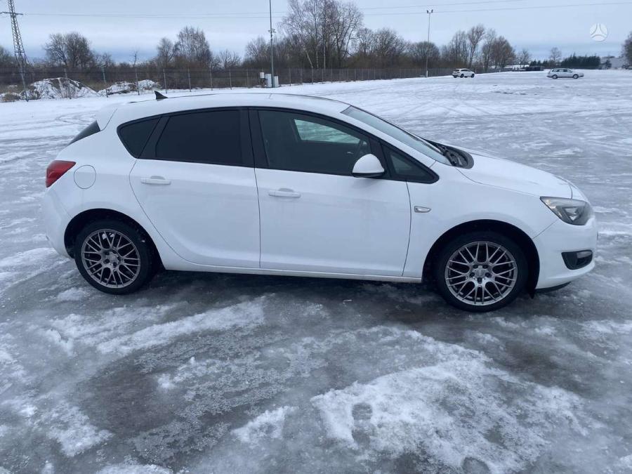 White Opel Astra 2015 in Marijampole, with an engine capacity of 1.40 L and mileage of 168 thousand km for 4550 €, photo 5 on AUTOMOTO.COM.LV