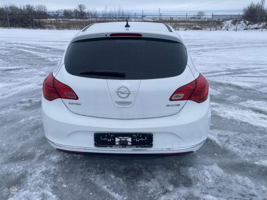White Opel Astra 2015 in Marijampole, with an engine capacity of 1.40 L and mileage of 168 thousand km for 4550 €, photo 7 on AUTOMOTO.COM.LV