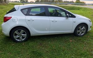 White Opel Astra 2015 in Vilnius, with an engine capacity of 1.60 L and mileage of 259 thousand km for 5000 €, photo 4 on AUTOMOTO.COM.LV