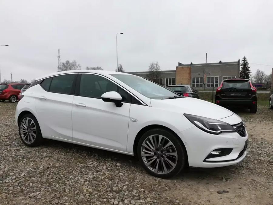 White Opel Astra 2016 in Saldus, with an engine capacity of 1.60 L and mileage of 151 thousand km for 8500 €, photo 4 on AUTOMOTO.COM.LV