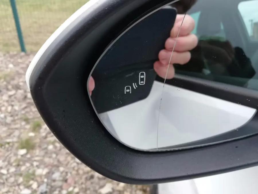 White Opel Astra 2016 in Saldus, with an engine capacity of 1.60 L and mileage of 151 thousand km for 8500 €, photo 6 on AUTOMOTO.COM.LV