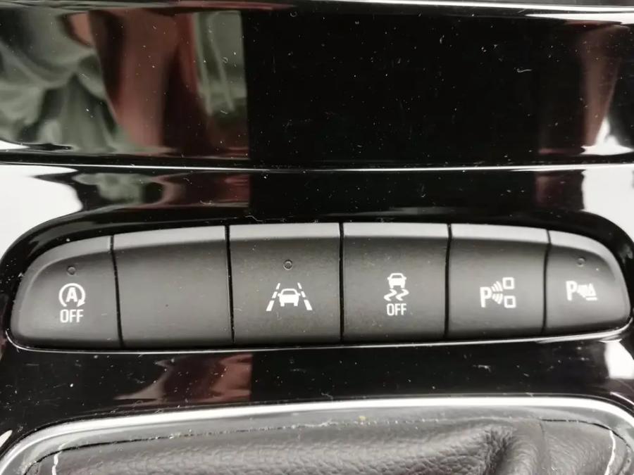 White Opel Astra 2016 in Saldus, with an engine capacity of 1.60 L and mileage of 151 thousand km for 8500 €, photo 8 on AUTOMOTO.COM.LV