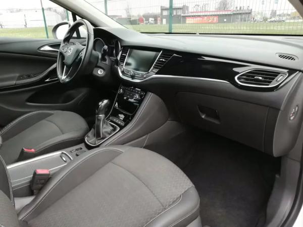 White Opel Astra 2016 in Saldus, with an engine capacity of 1.60 L and mileage of 151 thousand km for 8500 €, photo 8 on AUTOMOTO.COM.LV