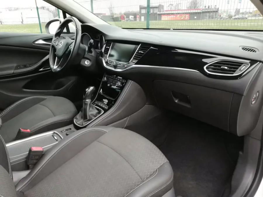 White Opel Astra 2016 in Saldus, with an engine capacity of 1.60 L and mileage of 151 thousand km for 8500 €, photo 9 on AUTOMOTO.COM.LV