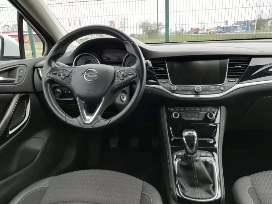 White Opel Astra 2016 in Saldus, with an engine capacity of 1.60 L and mileage of 151 thousand km for 8500 €, photo 10 on AUTOMOTO.COM.LV
