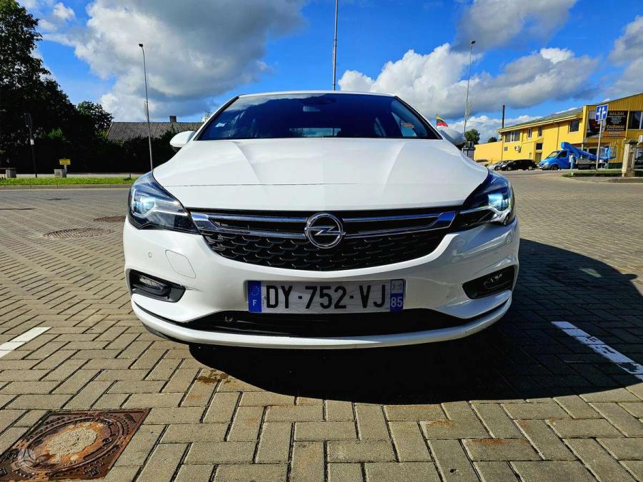 White Opel Astra 2016 in Taurage, with an engine capacity of 1.60 L and mileage of 230 thousand km for 5300 €, photo 8 on AUTOMOTO.COM.LV