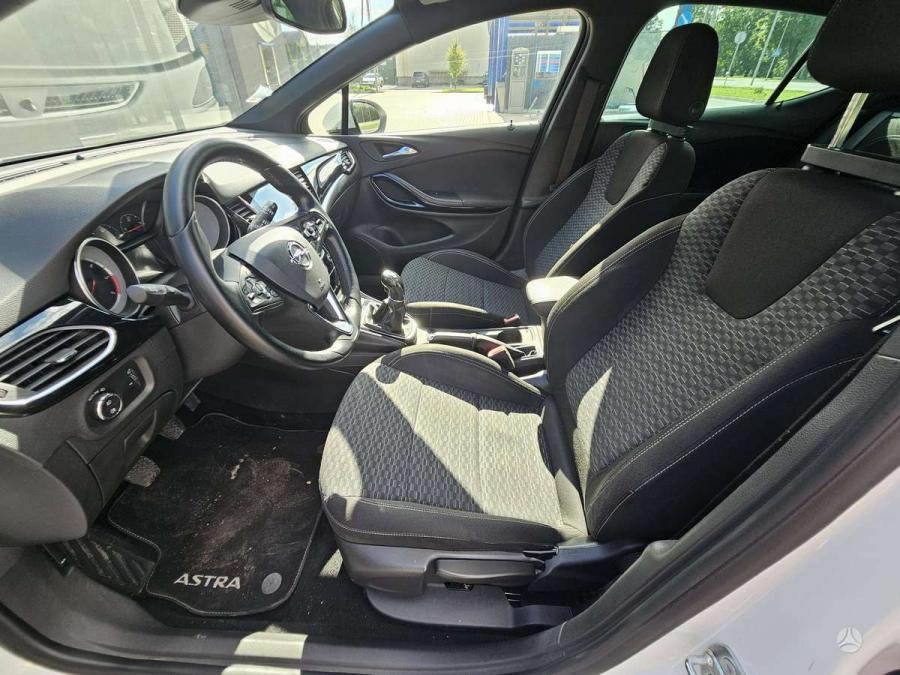 White Opel Astra 2016 in Taurage, with an engine capacity of 1.60 L and mileage of 230 thousand km for 5300 €, photo 12 on AUTOMOTO.COM.LV